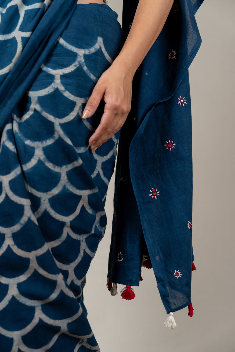 Mulmul Cotton Ajrakh Fish Scale Saree in Indigo – Sama – Ray Ethnic
